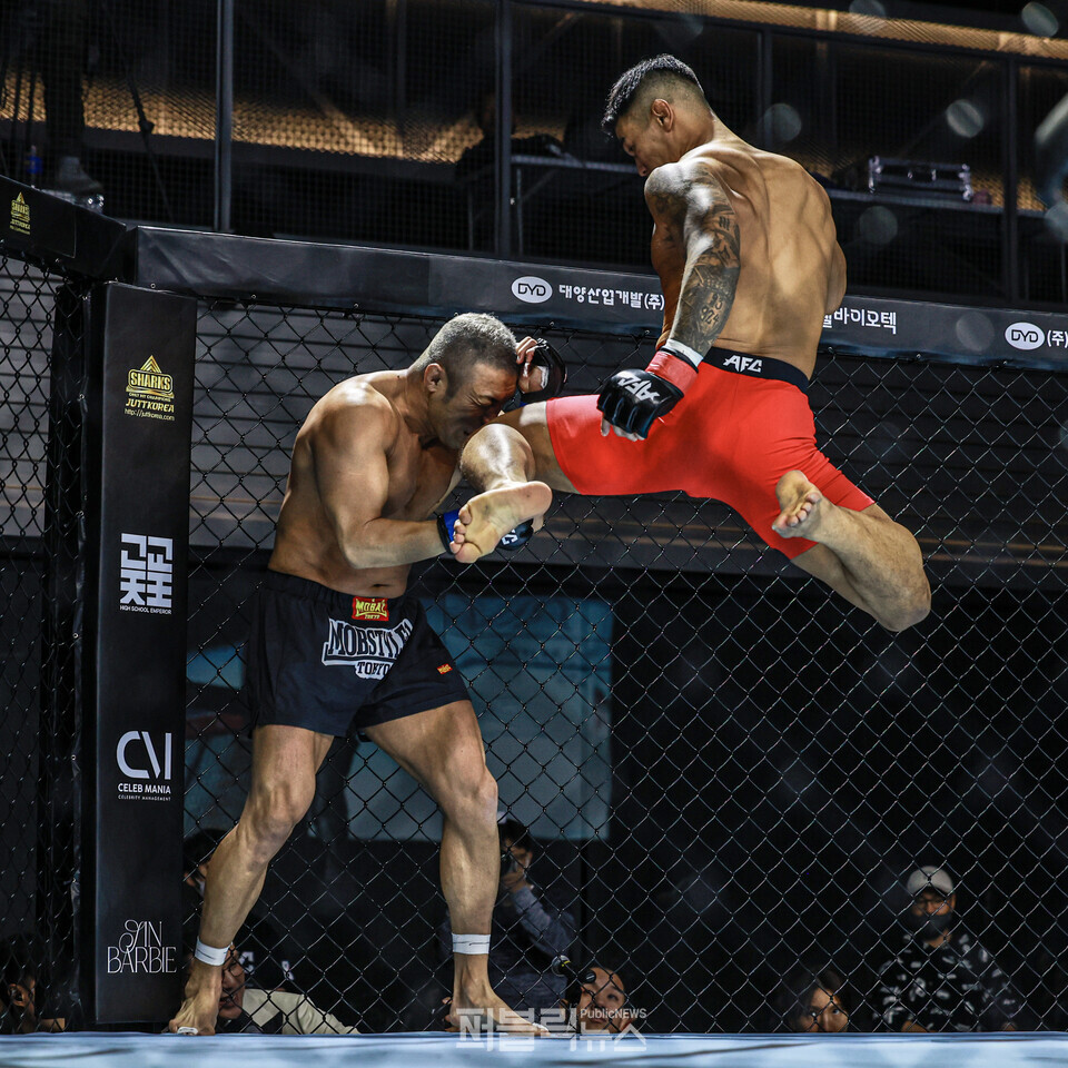 [포토] 'AFC x HEAT' 한일 통합 챔피언 등극 고석현, "플라잉 헐크 니킥"